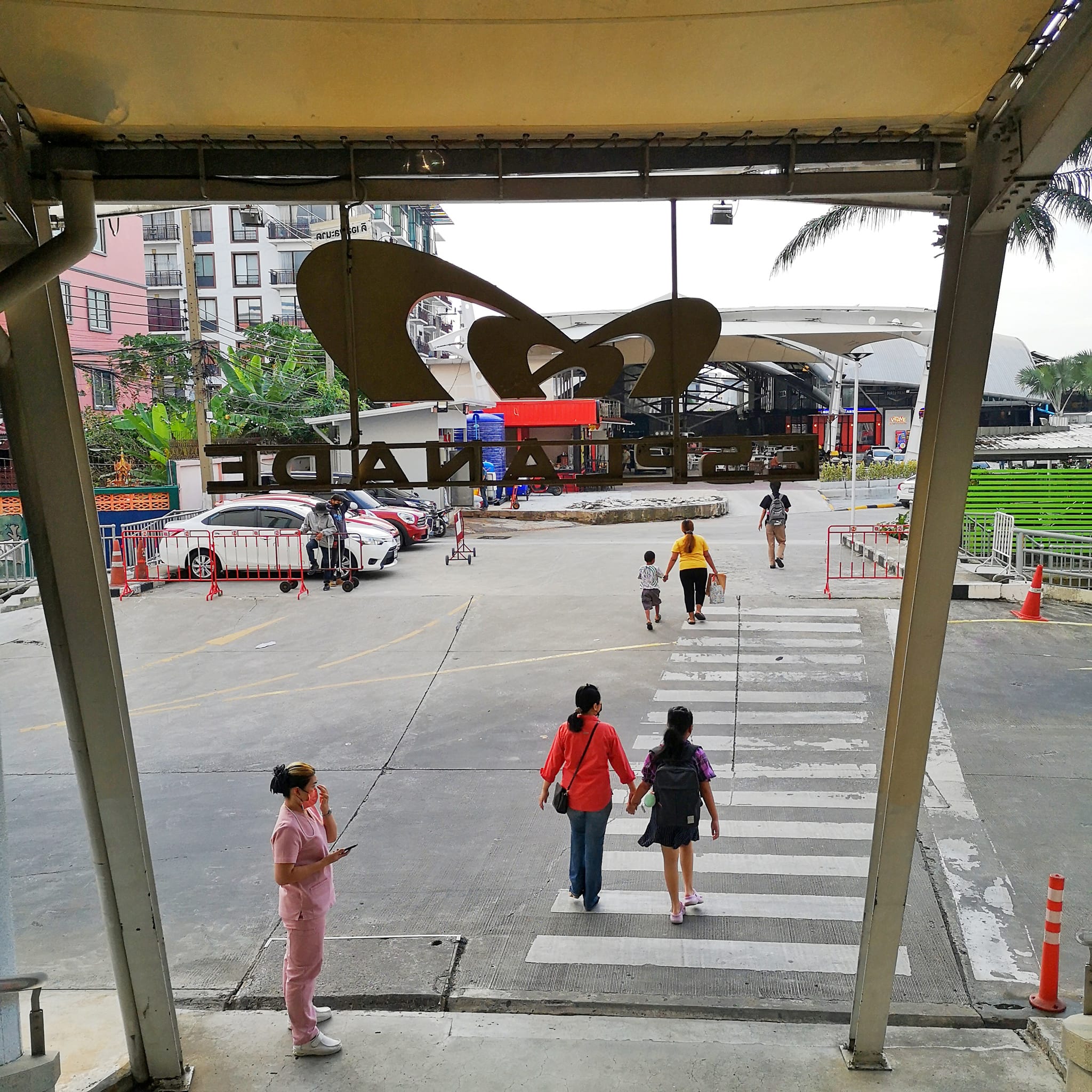 เดินทางไปตลาด The One Ratchada หลังห้างเอสพลานาด รัชดาฯ