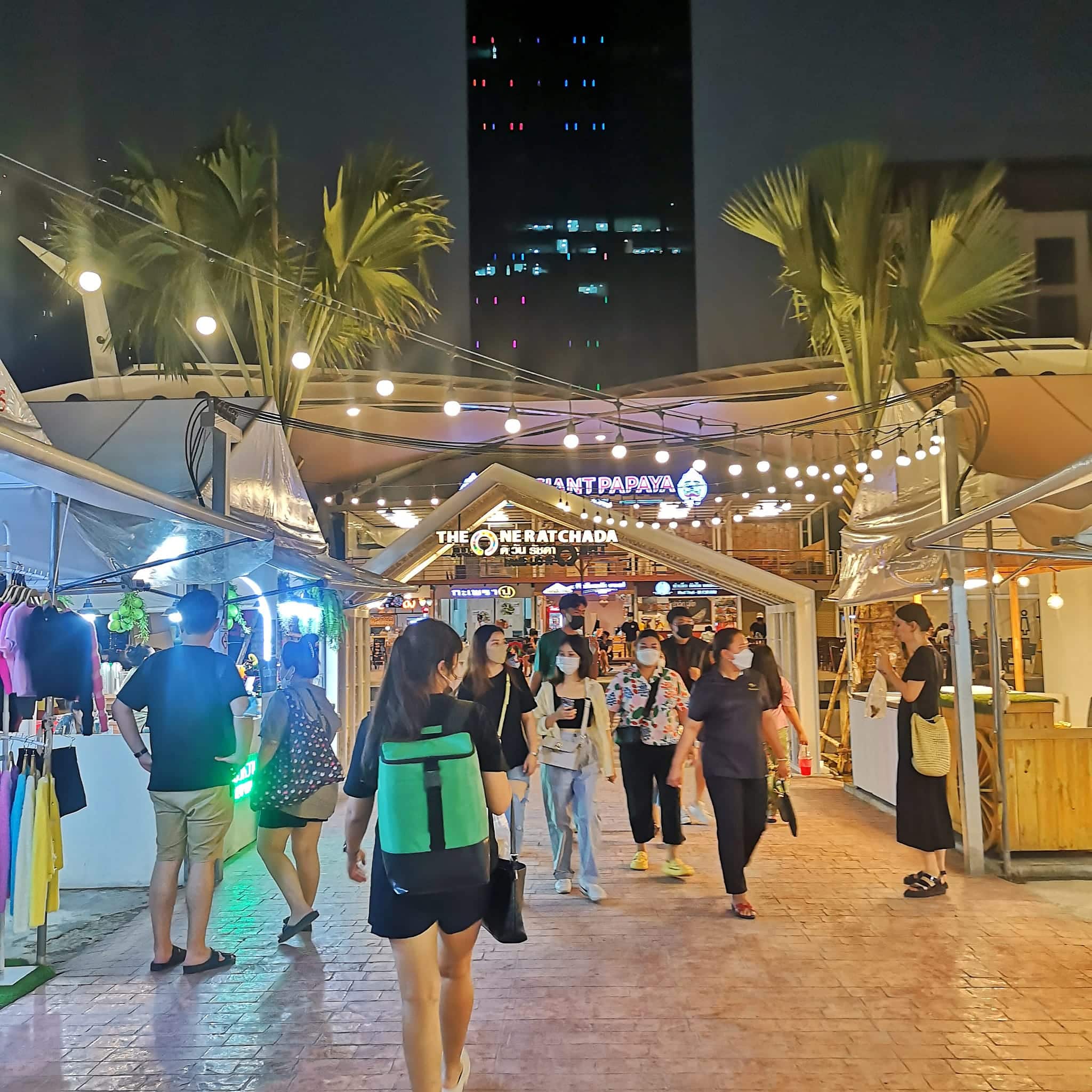 เดินทางไปตลาด The One Ratchada หลังห้างเอสพลานาด รัชดาฯ