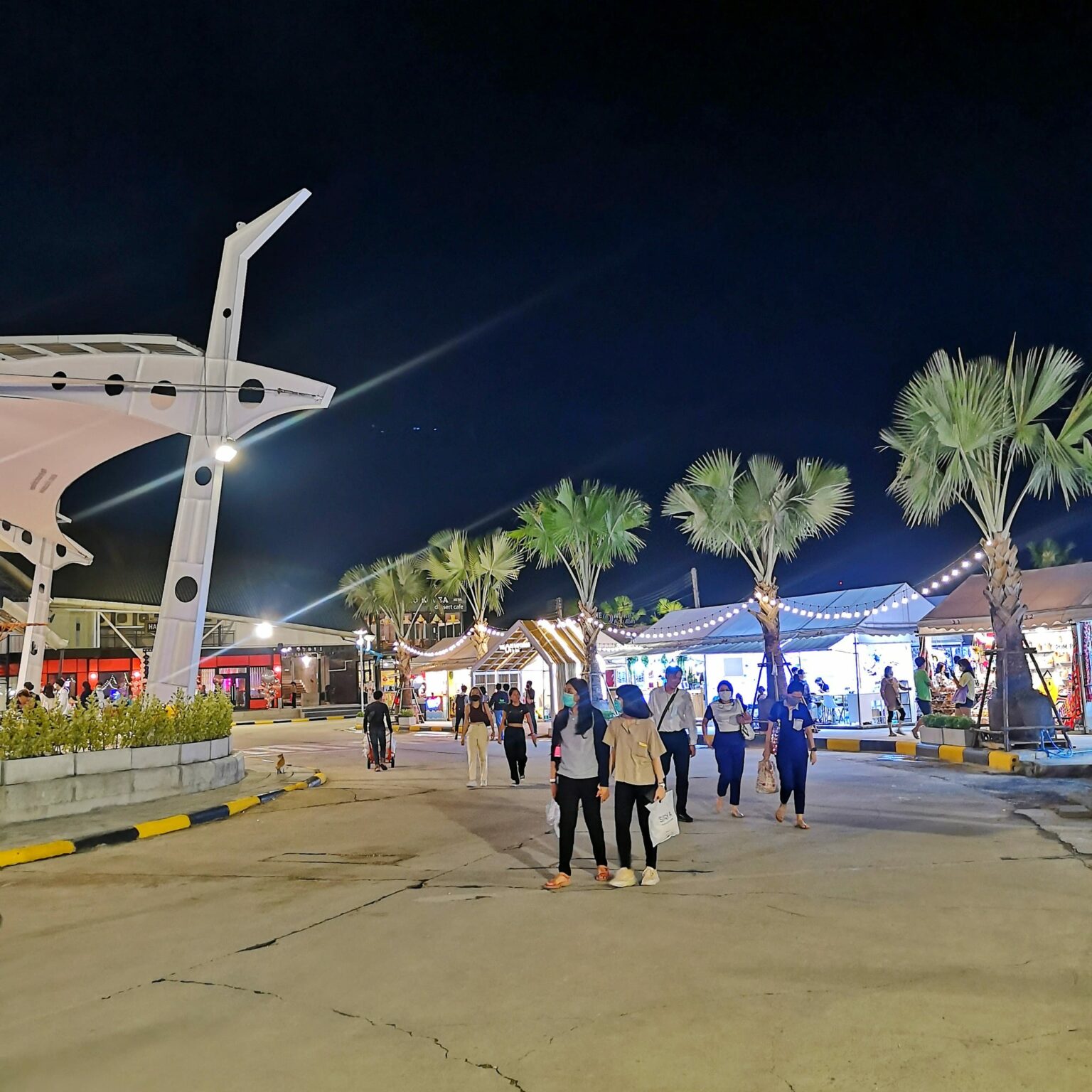 เดินทางไปตลาด The One Ratchada หลังห้างเอสพลานาด รัชดาฯ