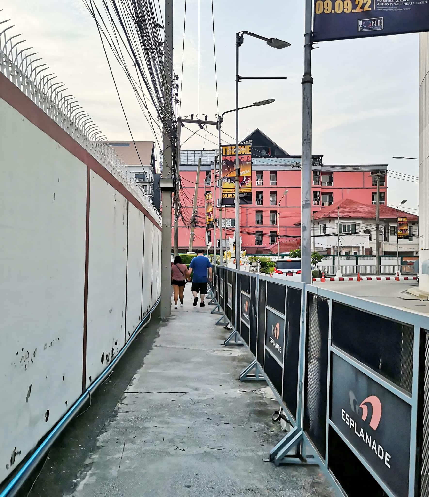 เดินทางไปตลาด The One Ratchada หลังห้างเอสพลานาด รัชดาฯ