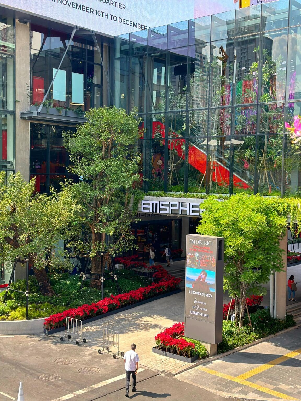 เดินทางไป The EMSPHERE Bangkok ด้วยรถไฟฟ้า BTS